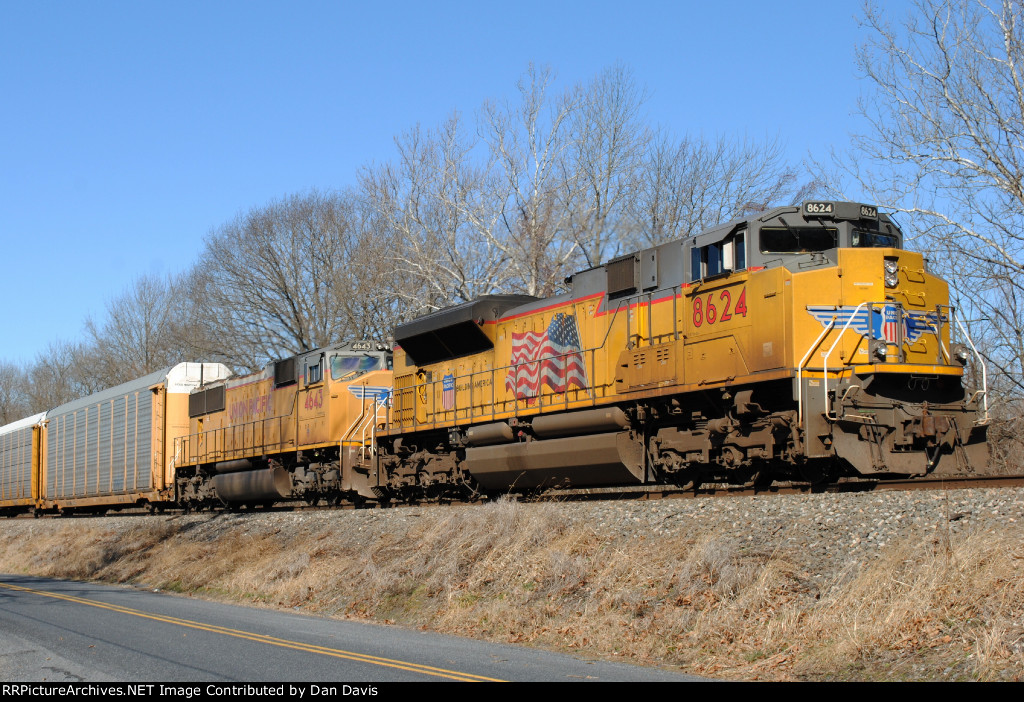 UP SD70ACe 8624 leads 290